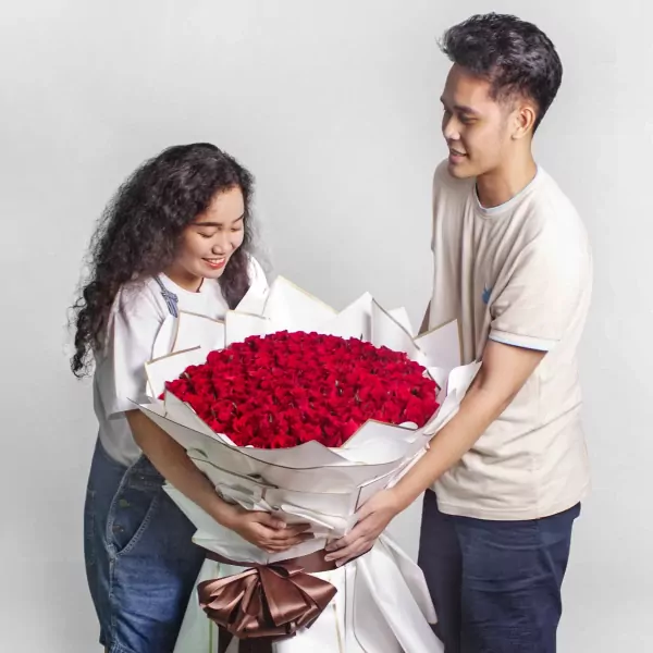 Ultimate Romance 200 Roses | Online gift Delivery | Flower delivery ...